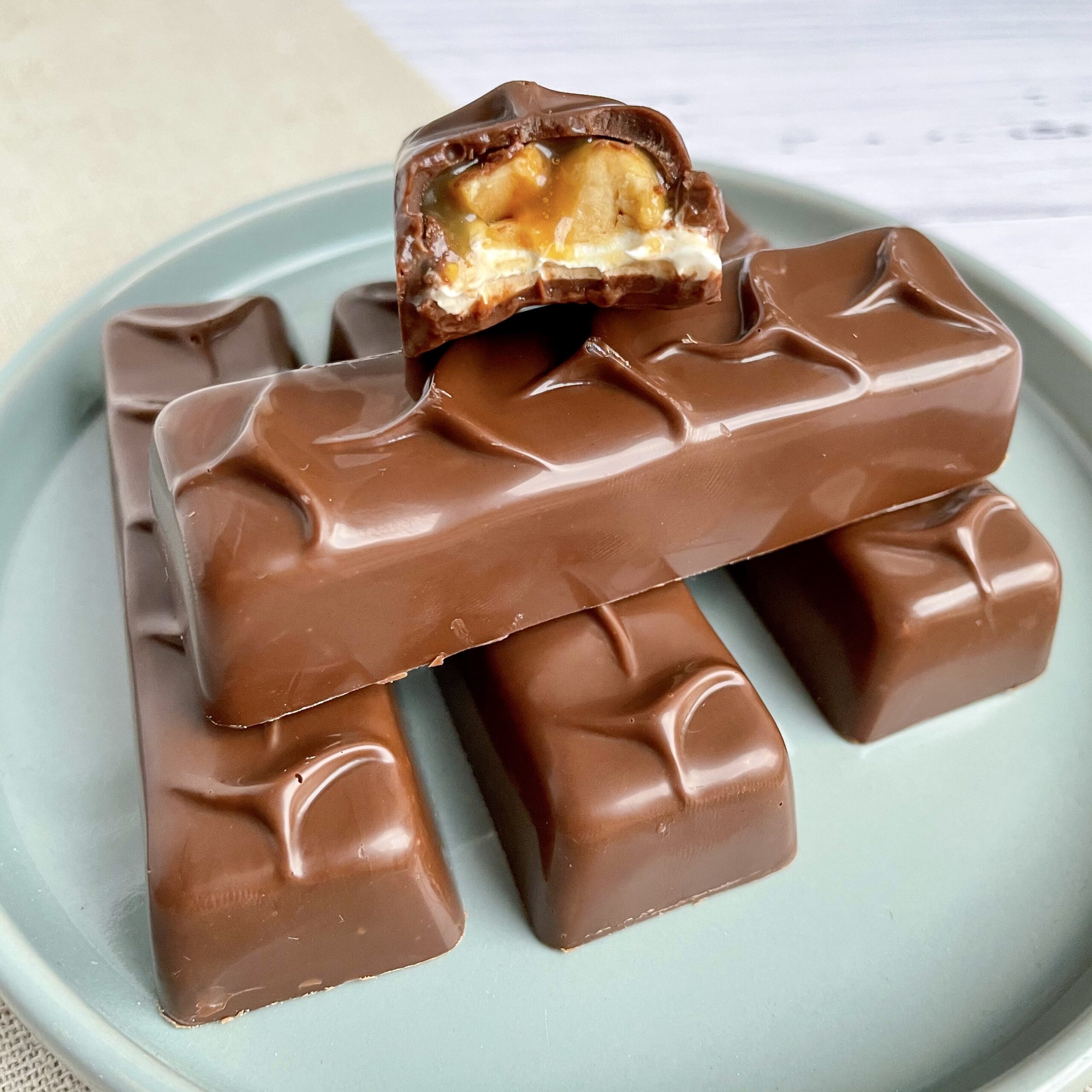 Hjemmelavede Snickers bar – chokoladebar med karamel, fransk nougat og ...