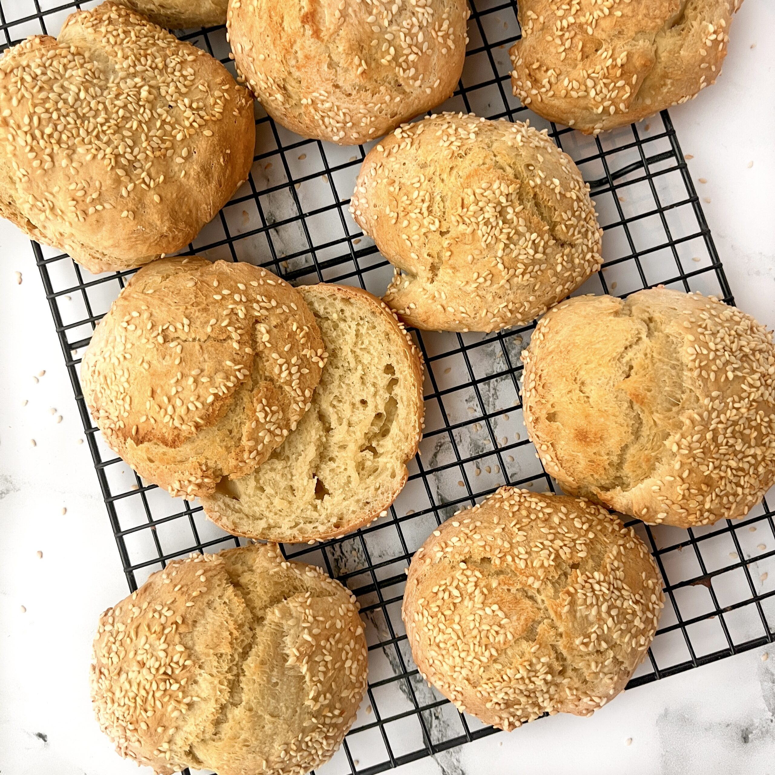 Koldhævede sesamboller - sprøde og nemme æltefrie boller med sesam