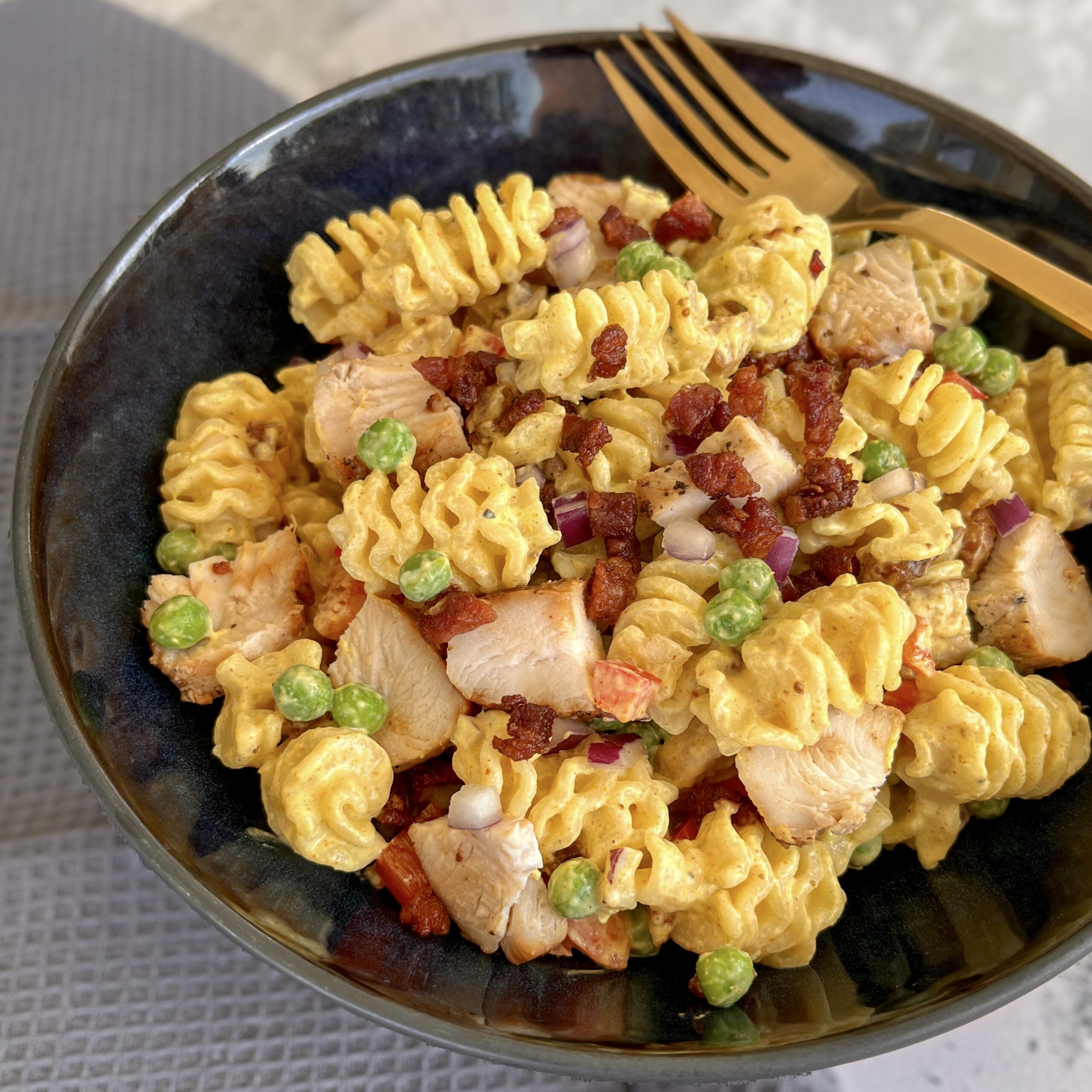 Verdens bedste pastasalat med kylling, bacon og karrydressing