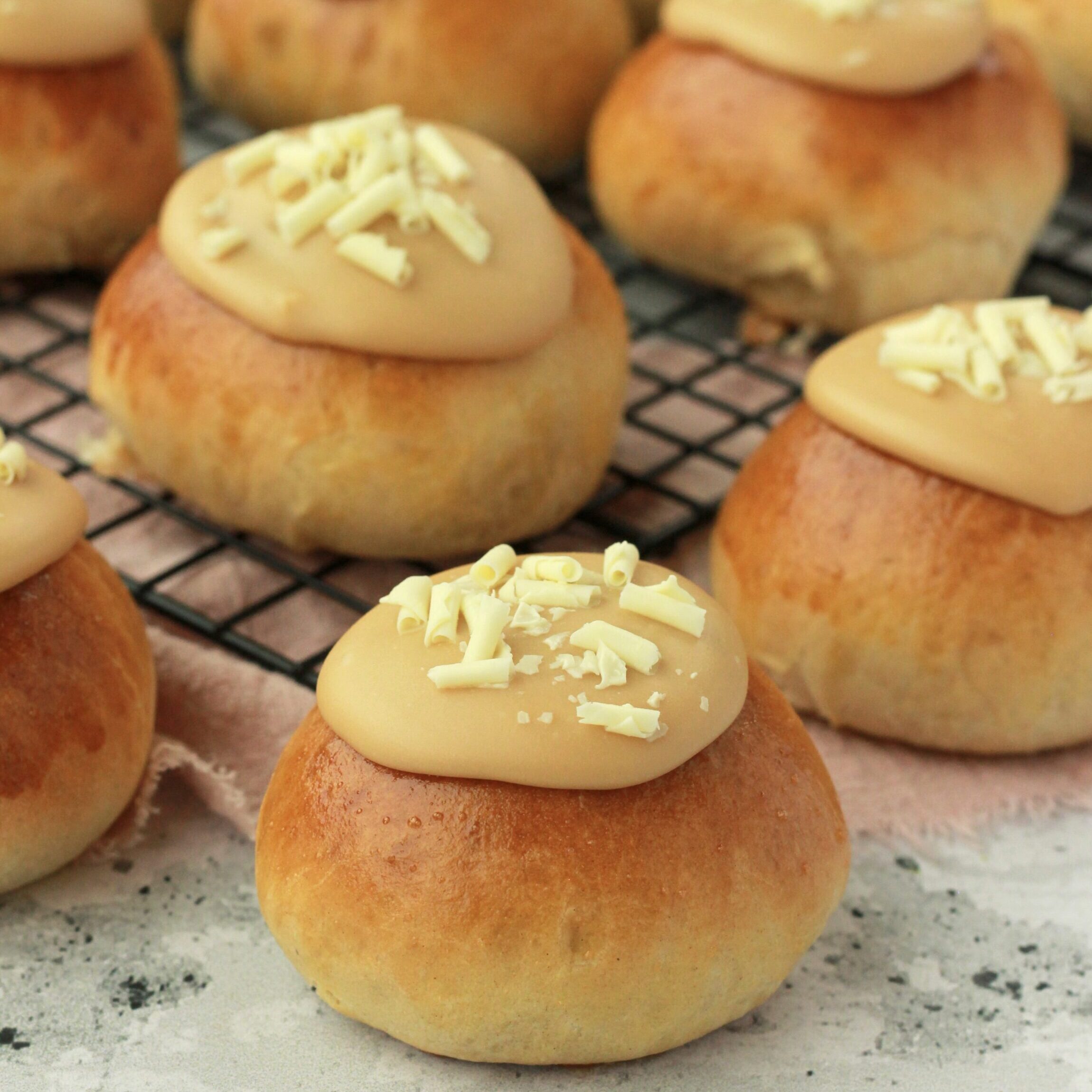 Gammeldags fastelavnsboller med remonce, æble og karamelglasur