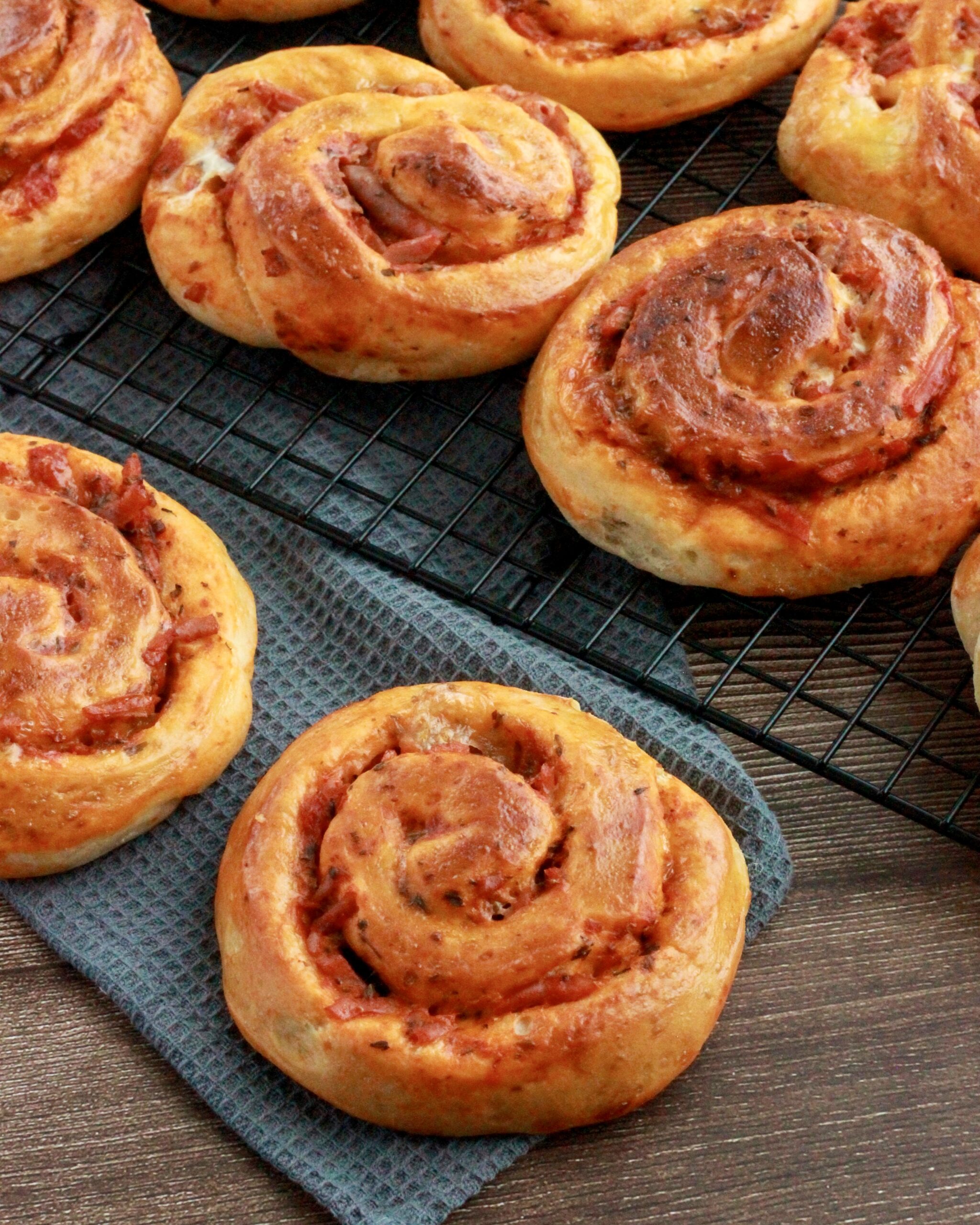 Luftige pizzasnegle med skinke og ost - nem opskrift