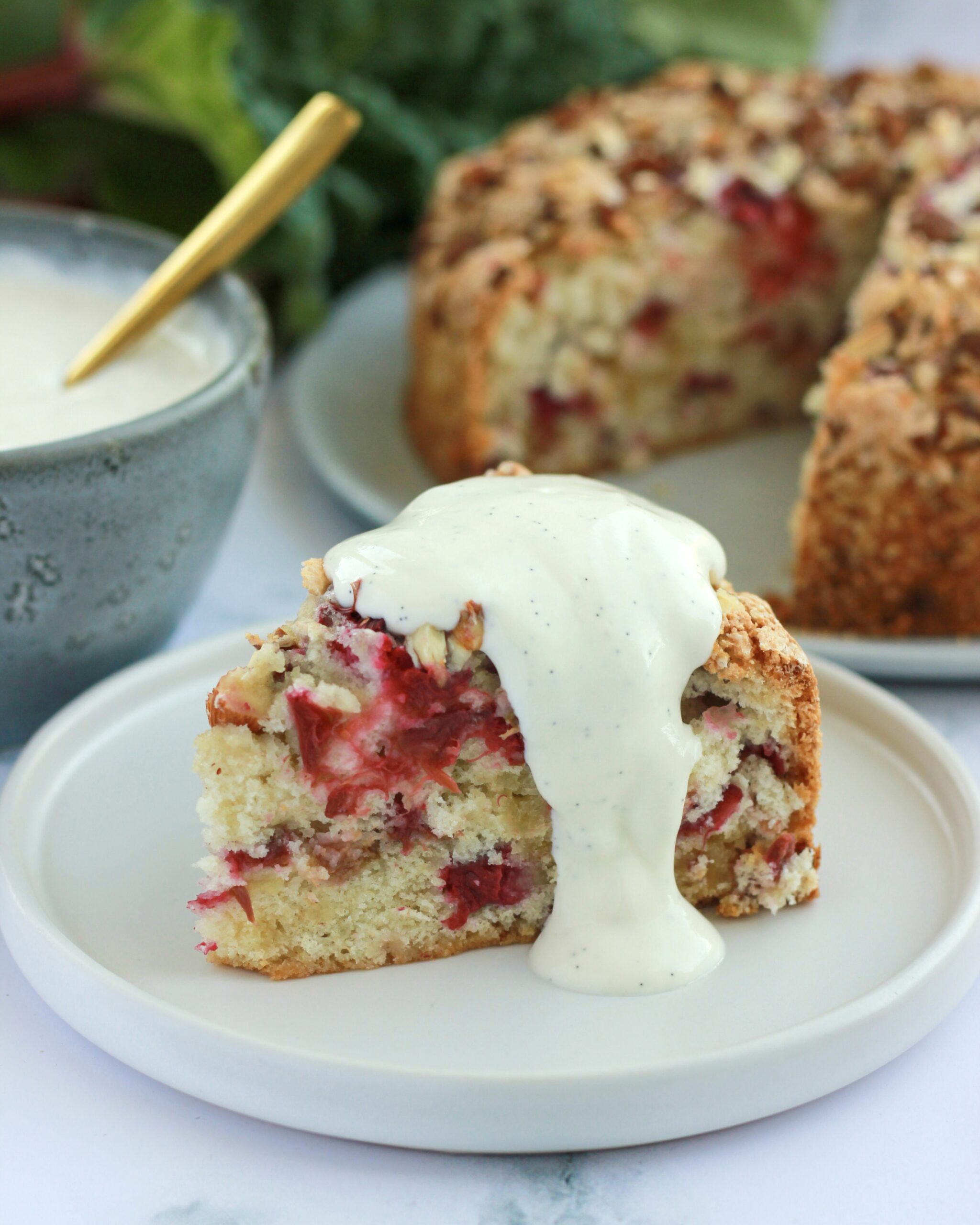 Svampet rabarberkage med marcipan - verdens bedste rabarberkage!