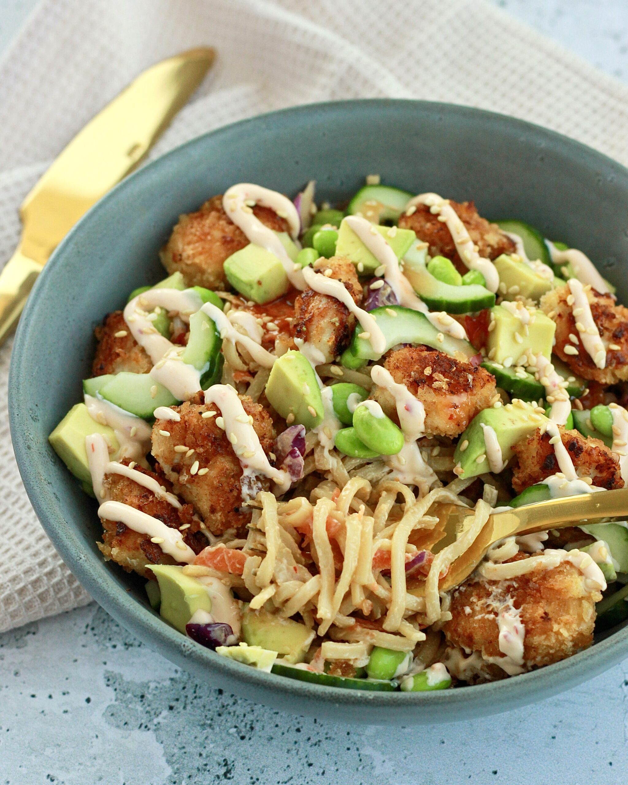 Crispy chicken bowl med nudler - nem aftensmad med kylling